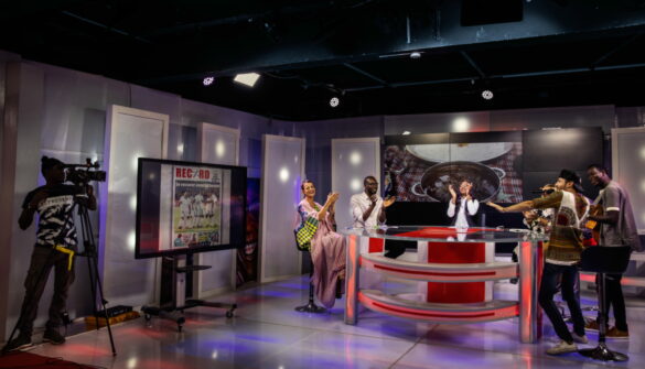 Senegal, Chiara Barison conduce il suo programma televisivo – Rivista ...